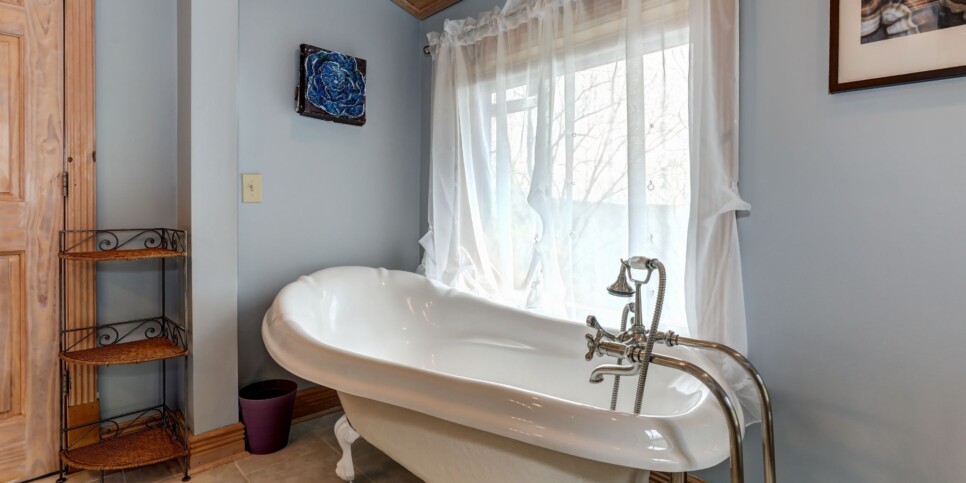 Elemental Bliss: Pet-Friendly 4BR Cabin in Big Canoe with Garden Tub