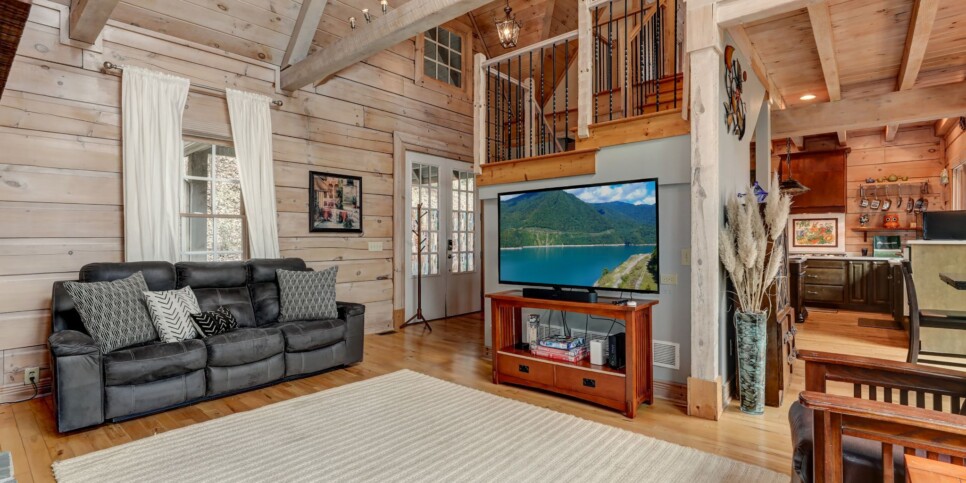 Elemental Bliss: Pet-Friendly 4BR Cabin in Big Canoe with Garden Tub